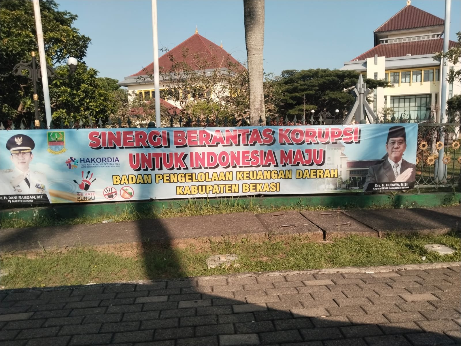 Mantan Kadis Capil Kabupaten Bekasi Siap Diperiksa Kejaksaan - MANUVER NEWS